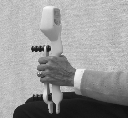 Artigo - Test-retest reliability of the MicroFET 4 hand-grip ...